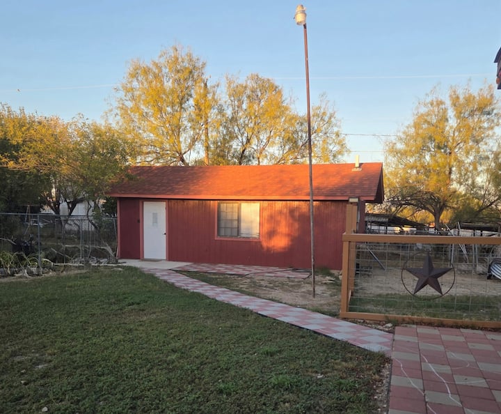 Cozy Modern Guest House - Eagle Pass, TX