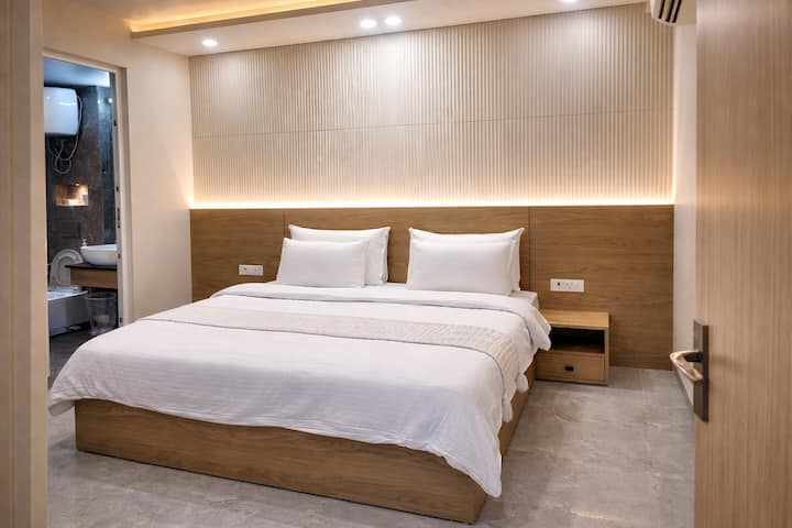 2bhk Srvc Apartment On Golf Course Road@sterling - Gurugram