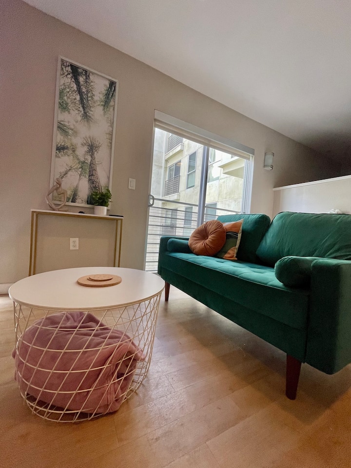 Fun Modern 1 Bed By The Beach! Free Parking! - Santa Monica, CA