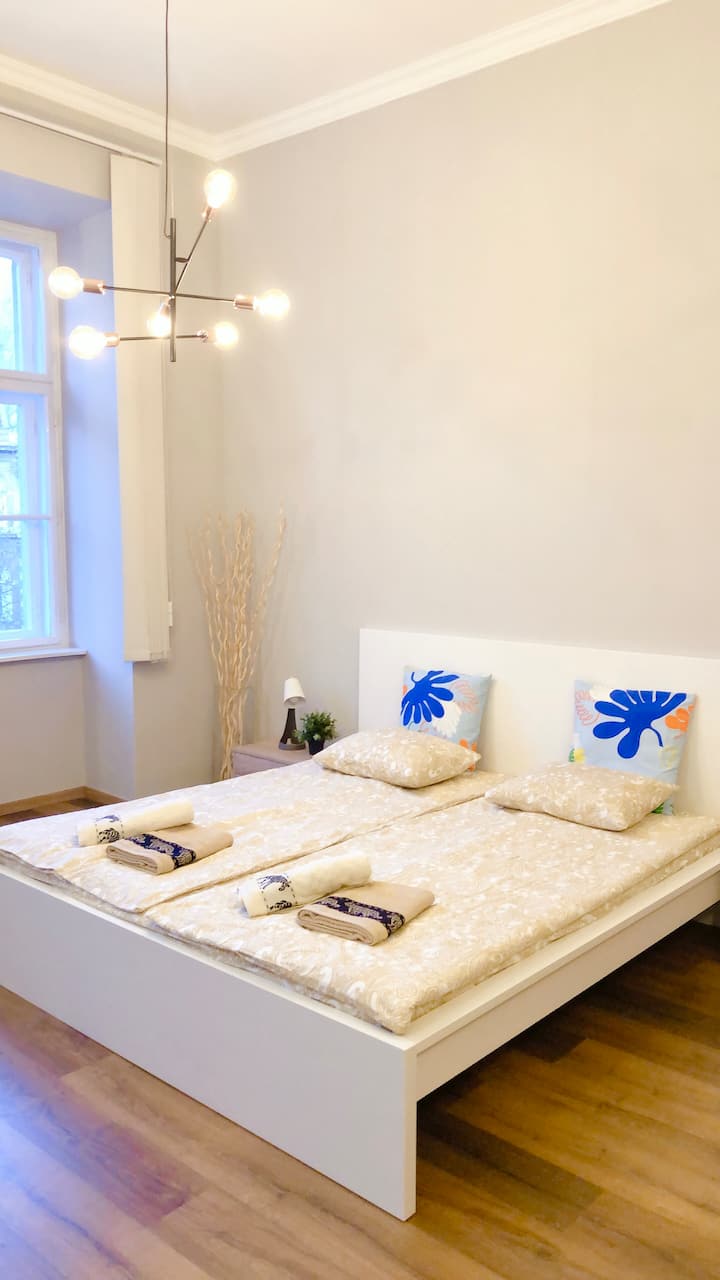 Cosy Shared Living And Dining Rooms - Budapest