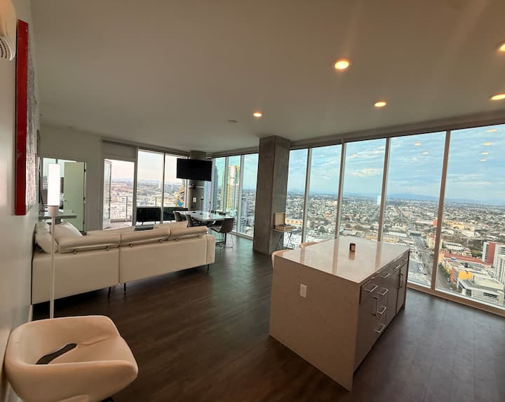 Top Floor Views Of Ocean, Bay, City & Petco Park - Coronado, CA