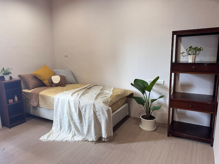 Bright Large Room Close To Taipei 101 , Mrt 3mins - 基隆市