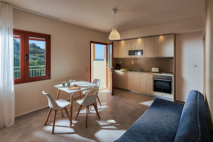 Studio | Elegant & Comfy | Shared Pool | Sleeps 3 - Crete