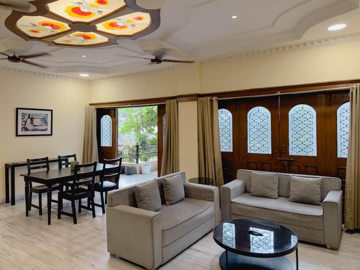 Olive | 2 Br Balcony Apt In The Heart Of The City - Indore