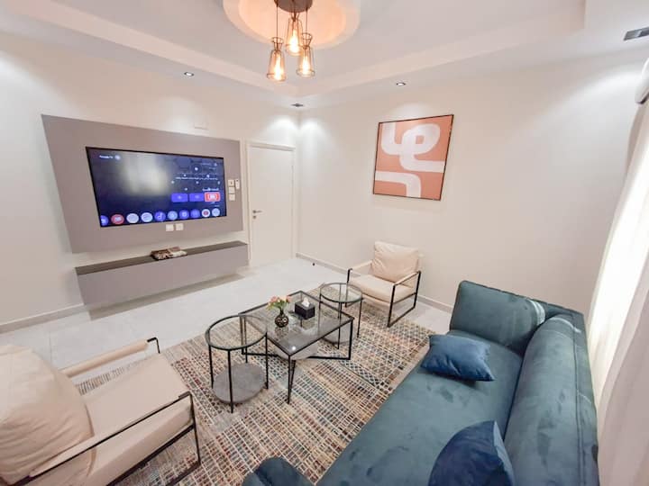 H401 A Spacious Bedroom With A Comfortable Lounge. - Djeddah