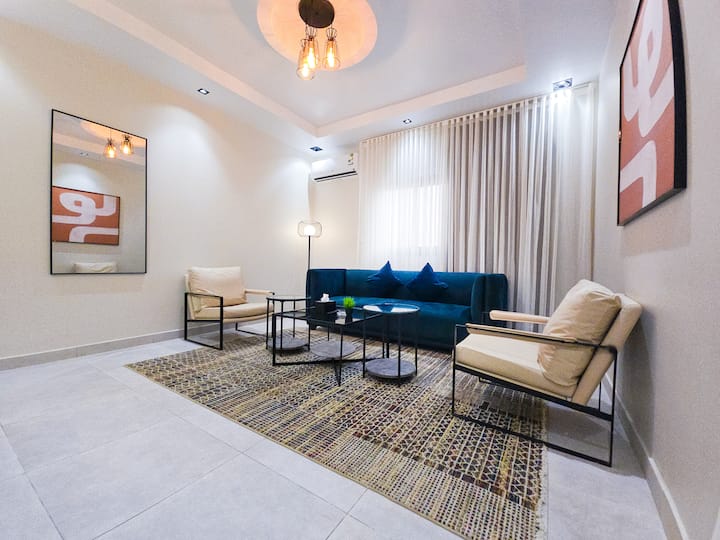 H401 A Spacious Bedroom With A Comfortable Lounge. - 제다