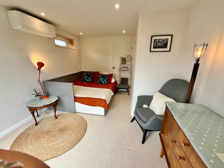 Cosy Self Contained Ensuite Room - Cambridge