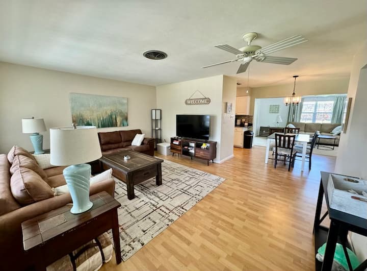 Quite 2bd 2ba Home W/ Large Backyard 5min To Beach - Madeira Beach, FL