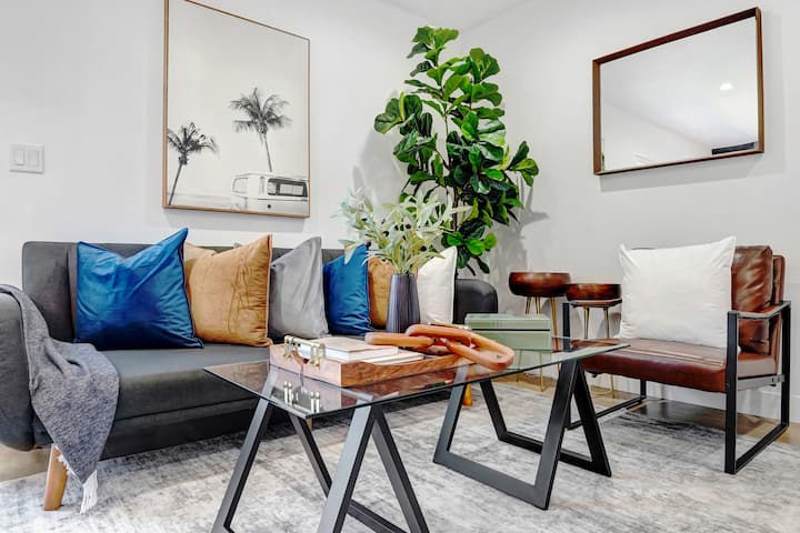 Modern 2br Retreat | Yard | Bbq | Woodland Hills - Calabasas, CA