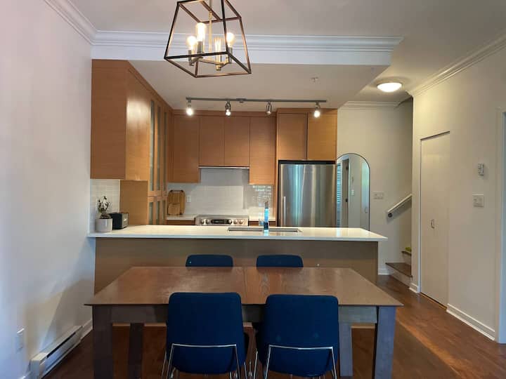 Beautiful 2 Beds + 1.5 Bath Townhome Main Street - Vancouver