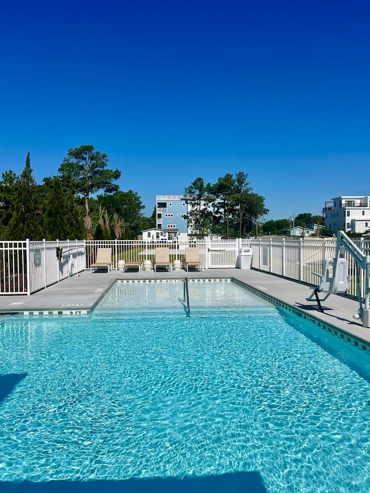 Lilly Life- Walk To Beach, Pool, Pickleball & Lake - Carolina Beach, NC