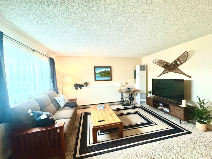 Cozy Alaskan Retreat • King Bed • 5 Min To Airport - Anchorage, AK