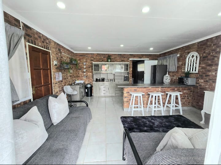 Zhantique Guest House 1- Unit 3 - Boksburg