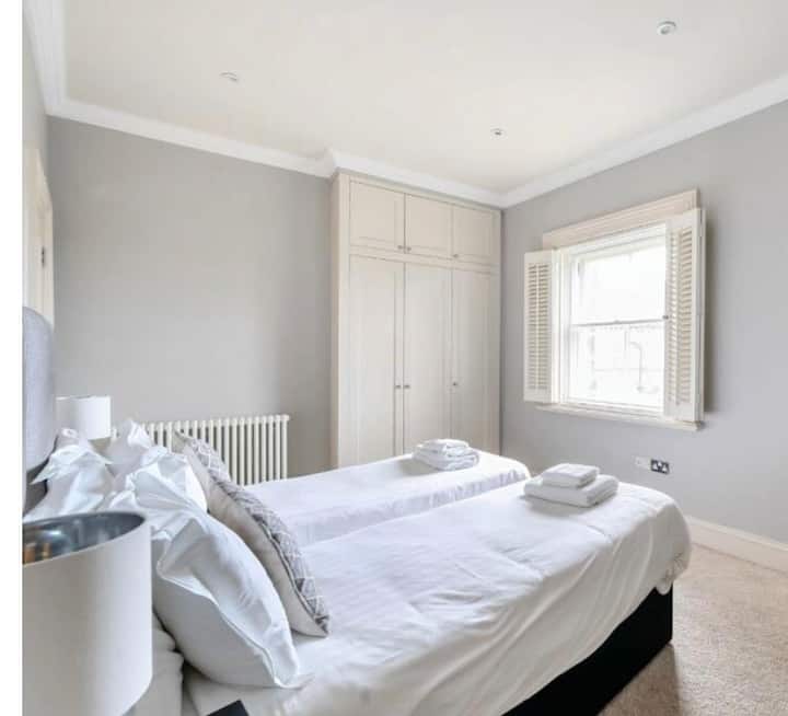 Luxe Two Bed Flat Town Centre - Wetherby