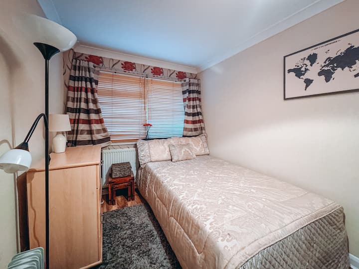 Comfy Room In Warm Spacious Home - Edgware