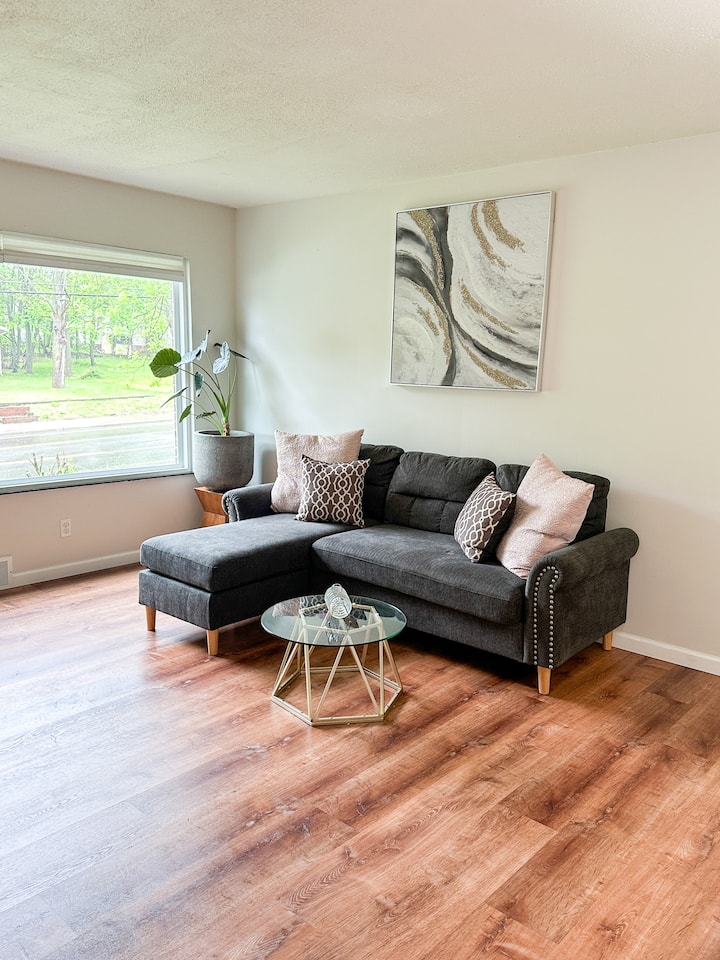 Akron Abode | 2pm Check In & Out - Akron, OH