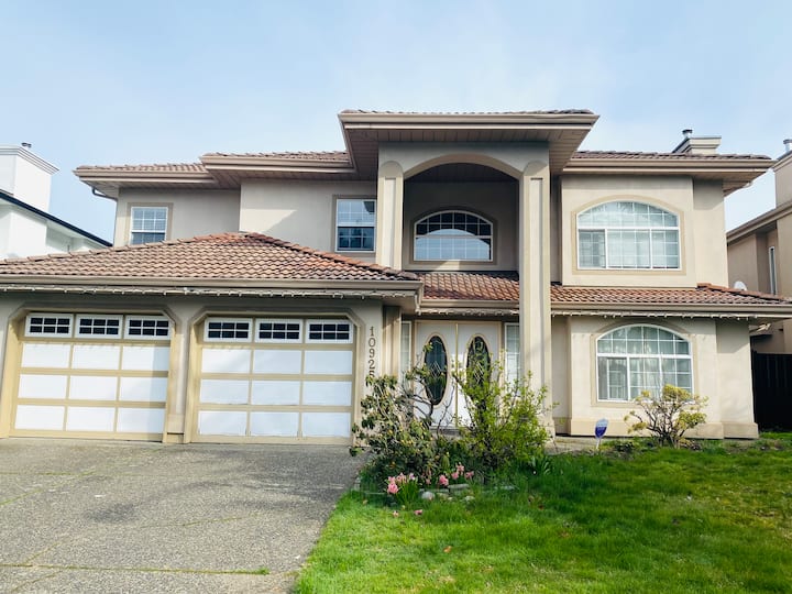 Entire Private Floor, 3 Bedrooms + 2 Living Rooms - Surrey, BC