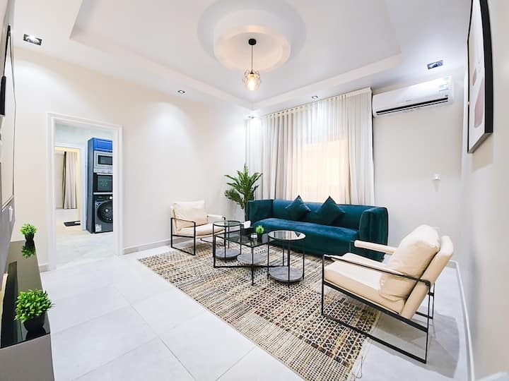 H404 A Bedroom With A Spacious Living Room - Saudiarabien