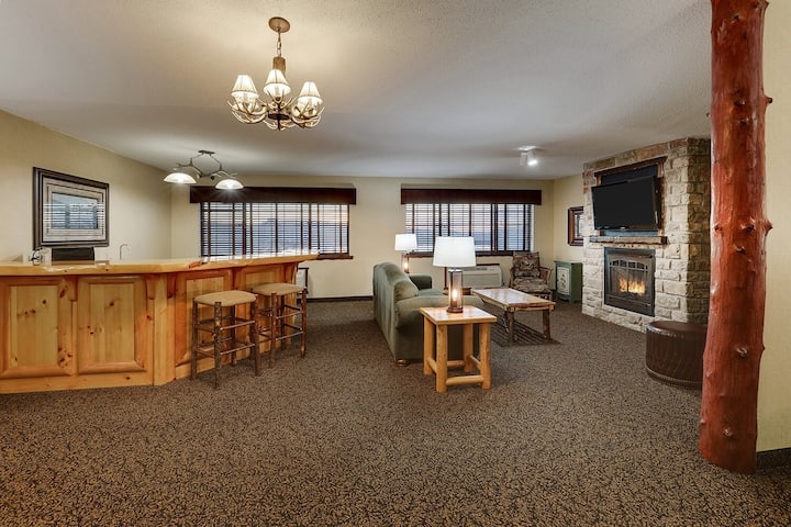 2 Units | Near Moline Downtown & Riverfront - Davenport, IA