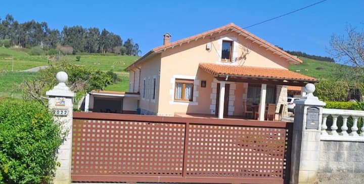 Dulce Hogar, Lejos Y Cerca - Santillana del Mar
