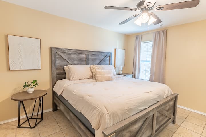 King Bed Comfort Just Minutes From The Mall - McAllen, TX
