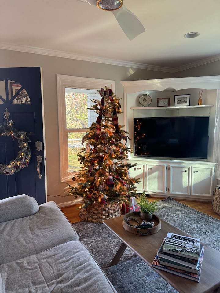 Cozy Cottage | Hot Tub + Holiday Ready - Anchorage, KY