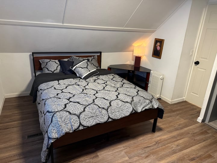 Private Room, Queen Bed, Tv, Wi-fi, Laundry #3 - Toledo, OH