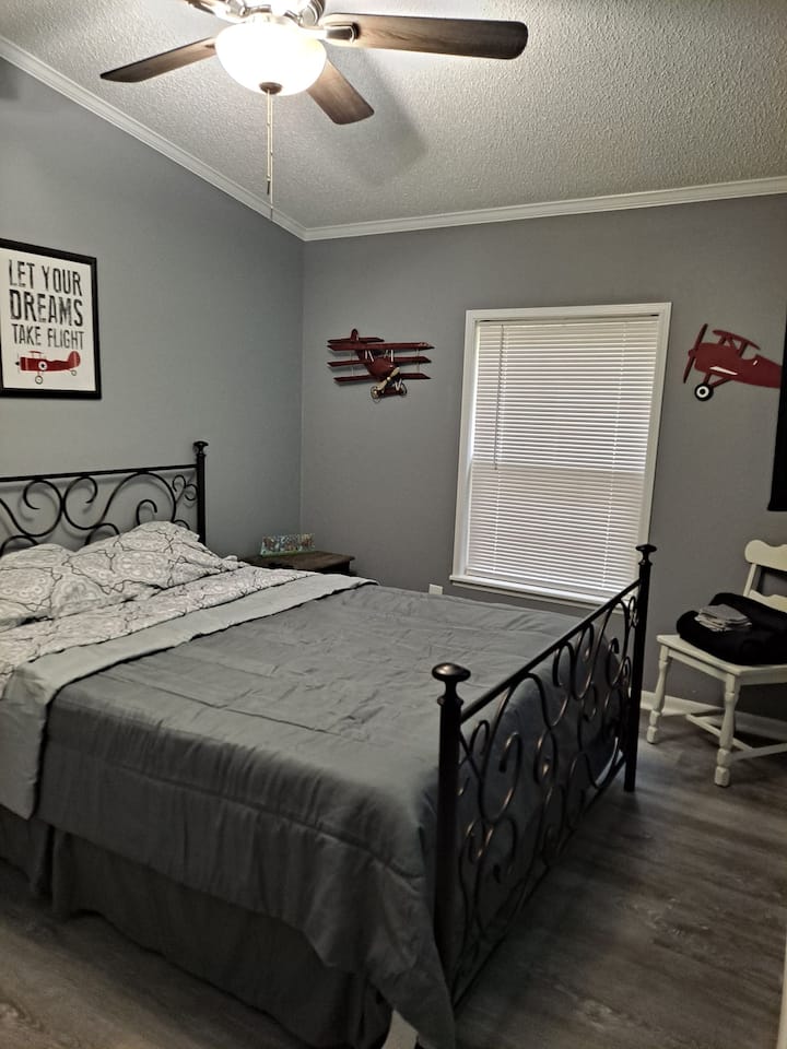 Private Room In N. Raleigh- Smart Tv/ Parking/wifi - Wake Forest, NC