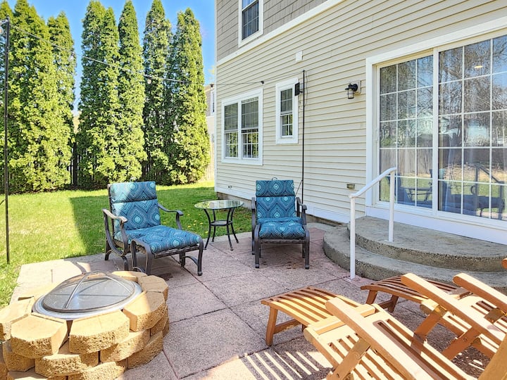 House Near Yale | Fire Pit & Garage| Group Family - New Haven, CT