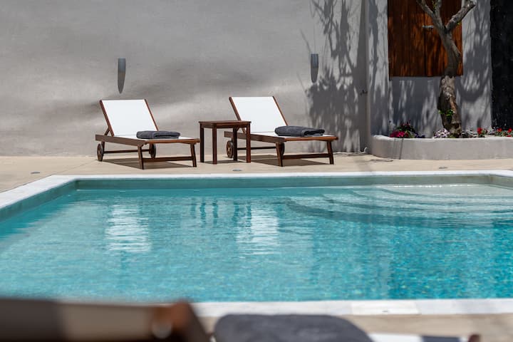 Lymarou Santorini Suite | Hot Tub & Pool - Santorini