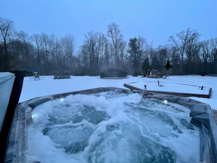 Saltwater Hot Tub • Backyard • Tennis Court - Stroudsburg