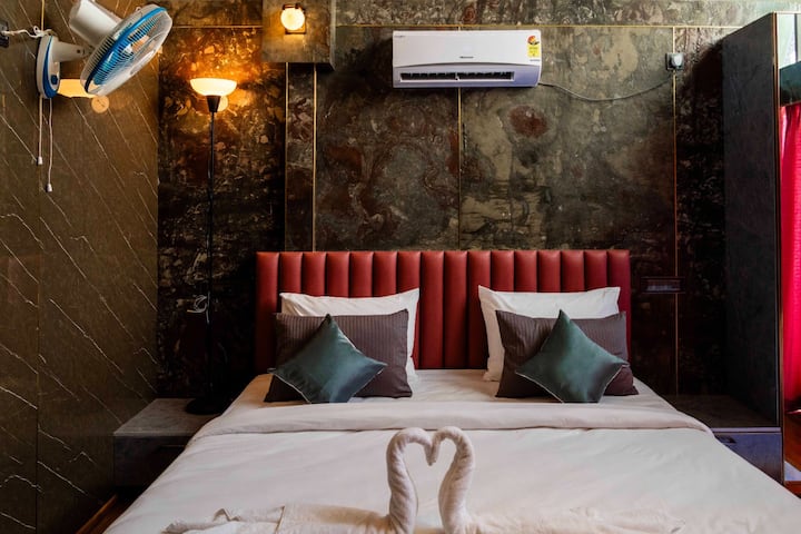 Sakhi - A Luxury Lakeview Resort (Private Pool) - Hyderabad