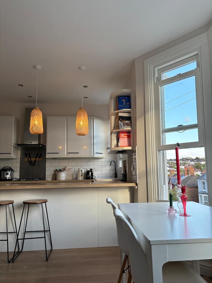 Sunny Hilltop Flat With Office - London