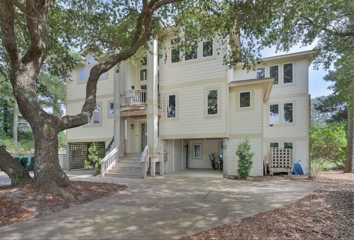 Great Value! Huge 4k Sq Ft. Resort Home! - Corolla, NC