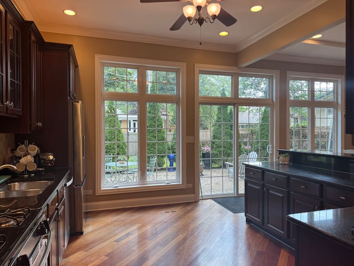 Beautiful, 3br/3 Full Baths, Near Beach & Gardens - Deerfield, IL