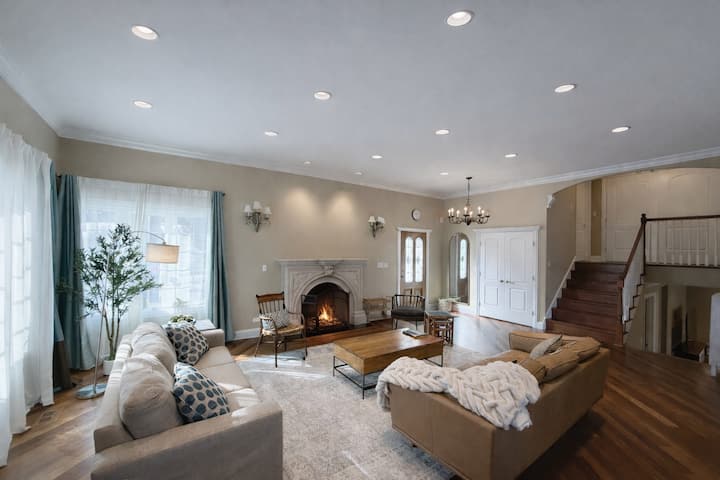 3 Luxury Master Suites By Gardens, Lake & Chicago - Highland Park, IL