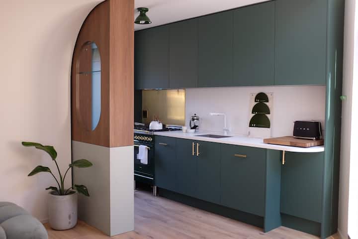Golden Laneway Home In The City - Ontario Place