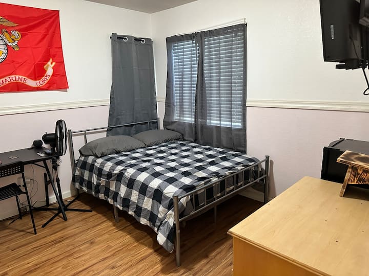 Single Guest Room In A Cozy Home - Bakersfield, CA