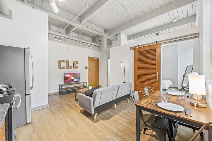 Charming Dt Loft L Parking L Fast Wi-fi L Café - Cleveland, OH