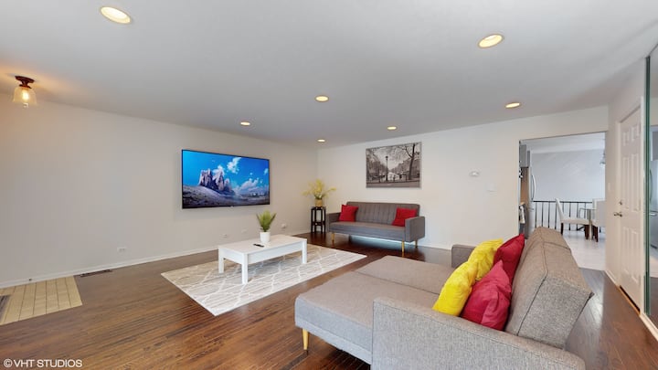 "Elmhurst Oasis: Extended O'hare Stay" - Elmhurst, IL