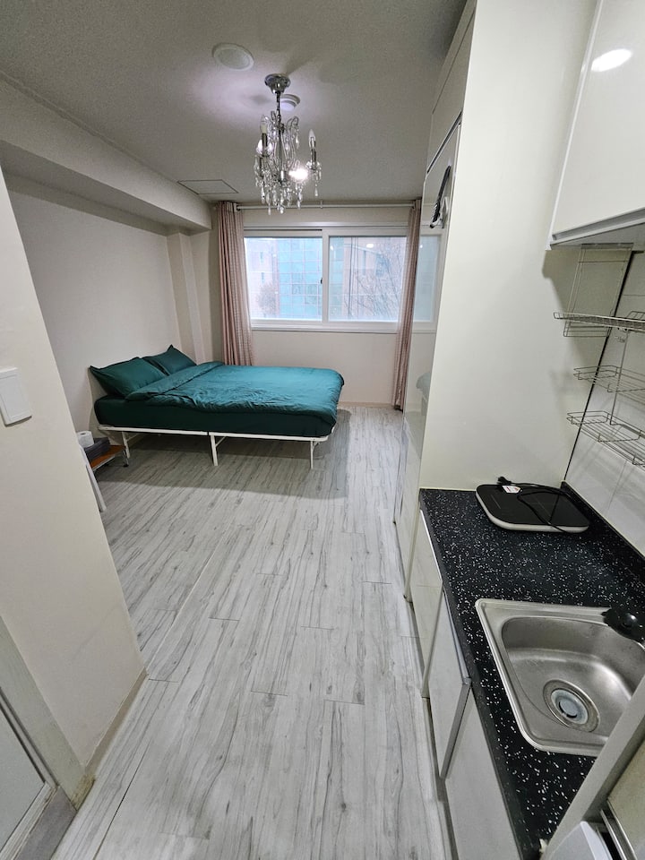 스튜디오-302:큰방+화장실/전용숙소/전용화장실/지하철역 도보 8분/버스정류장 1분/ - Seoul