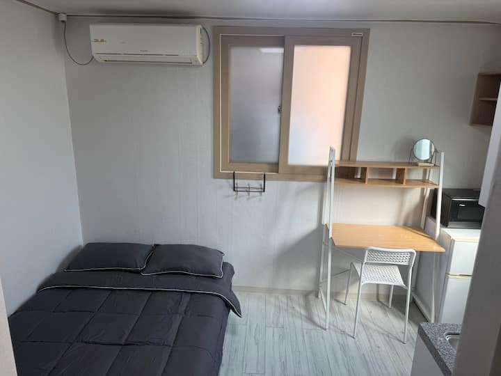 바움201:방1+화장실/전용숙소/전용화장실/지하철역 도보 8분/버스정류장 1분/더블침대/ - South Korea