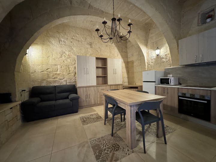 Traditional Renovated Townhouse Close To Victoria - Malta