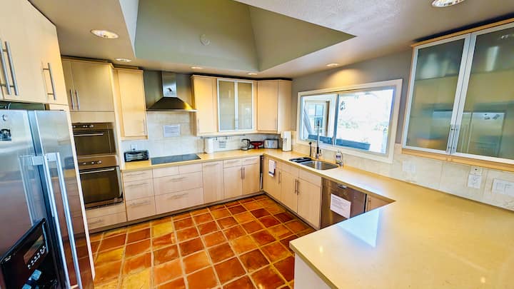 4br/3ba Retreat With Stunning Silicon Valley Views - Redwood City, CA