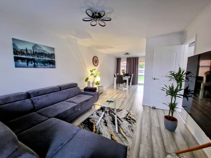 Spacious 3 Bedroom Family House With Workspace - Colchester