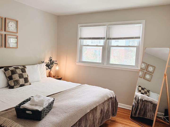 Modern Townhouse 2 Bedrooms, King Bed, Parking - Albany, NY