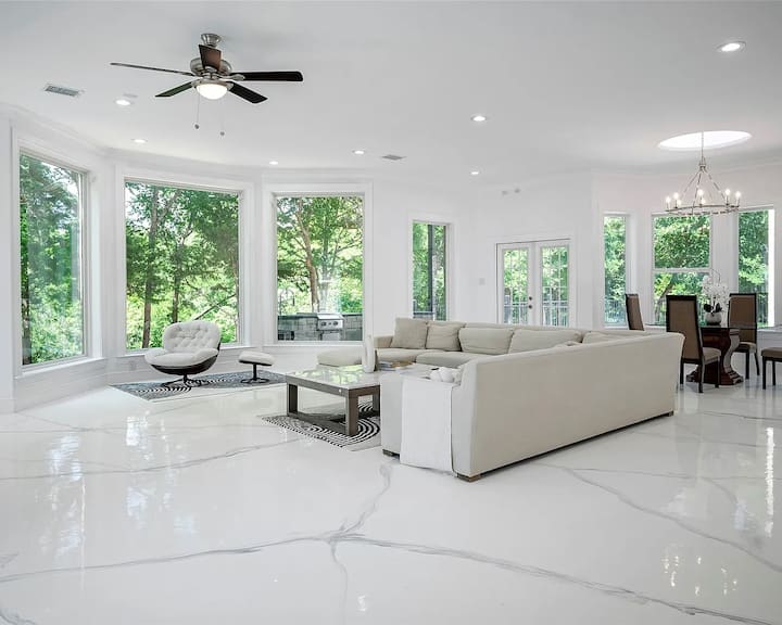 Holiday Mansion: Movie Room, Gym, Game Room - Cedar Hill, TX