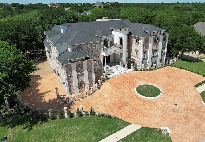 Holiday Mansion: Movie Room, Gym, Game Room - Cedar Hill, TX