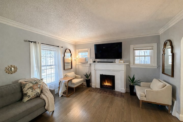 Charming 4bd/1.5ba Near Navy Base - Waukegan, IL