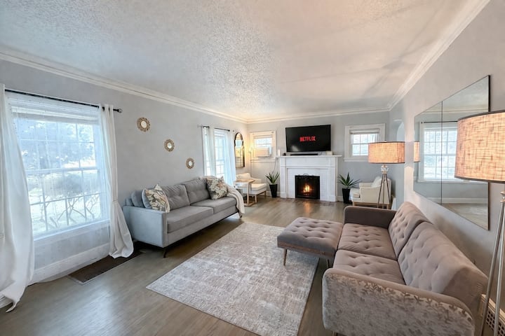 Charming 4 Bed/1.5 Bath By Navy Base, Lake & Parks - Waukegan, IL